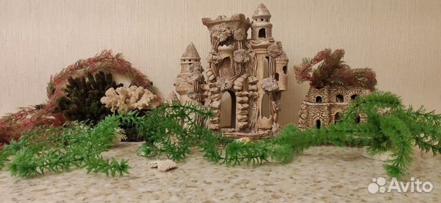Замок, коралл, ракушки и другие декоративные элеме